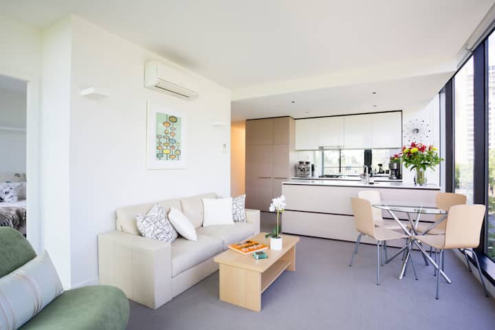 St Kilda Rd, Tram Stop Out Front - 2 Bed, 2 Bath - St Kilda