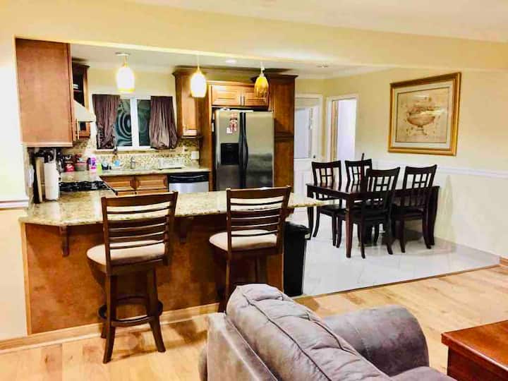 Sanitized Fully Upgraded Quiet Home In Long Beach - Long Beach, CA