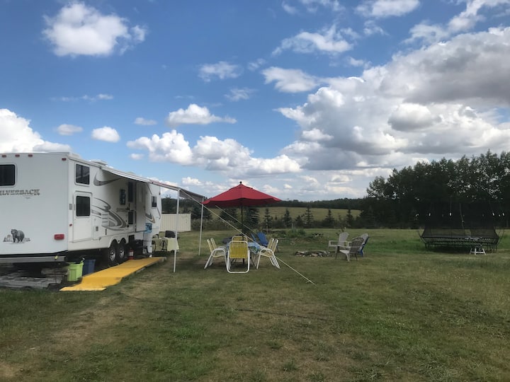Rv/camper Trailer On Acreage 5 Km N Of Sylvan Lake - 西爾萬湖