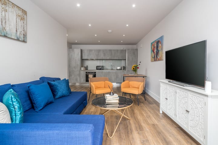 |Blue And Green Charm | Bm Homes | Creed Stay - Barnet