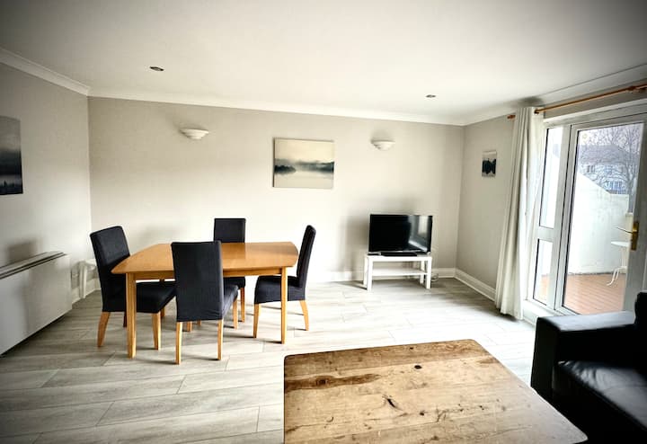 3 Bed Apt, Sleeps 5, Value, Parking & 6km To City - Dublin
