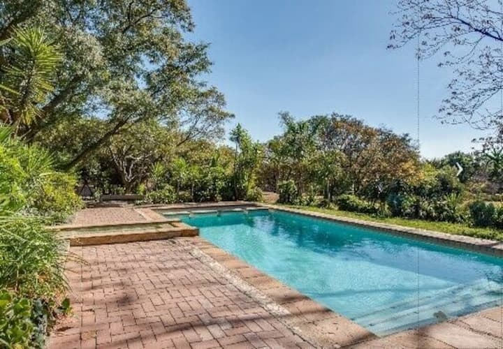 Calming Vibes Farmhall Guest House- 6 Guests - Lanseria