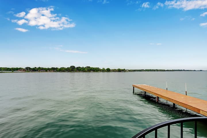 Reel In Romance ~ Lake Conroe ~ Fish On Balcony - コンロー, TX