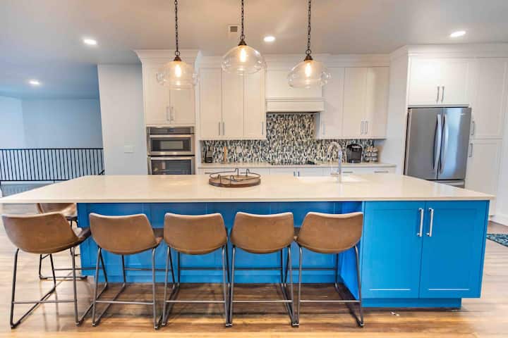 The Loft On 6th (3 King Bedrooms + Large Kitchen) - Evansville, IN