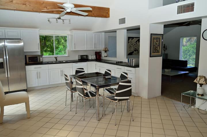 Walking Distance To Shell Beach, Pool, Grill, Wifi - Sarasota