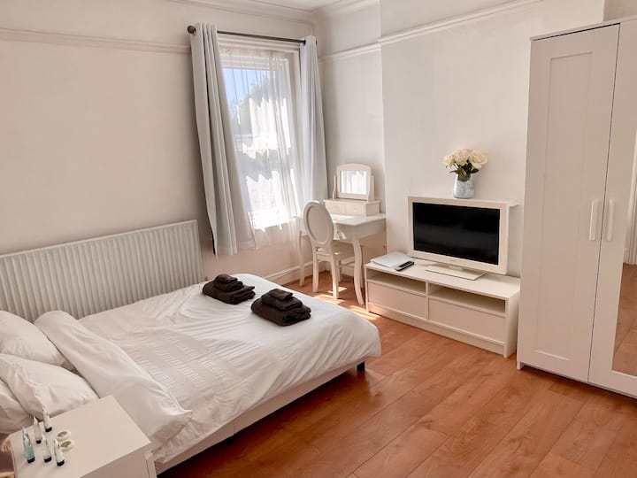 Clean & Comfortable Double Room In A Family Home. - Boscombe