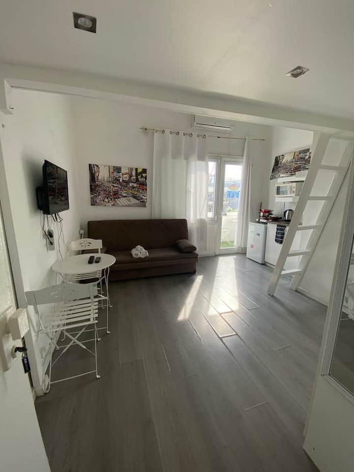 Y7. Top Location. Sunny Balcony. Studio. Central - Tel-Aviv