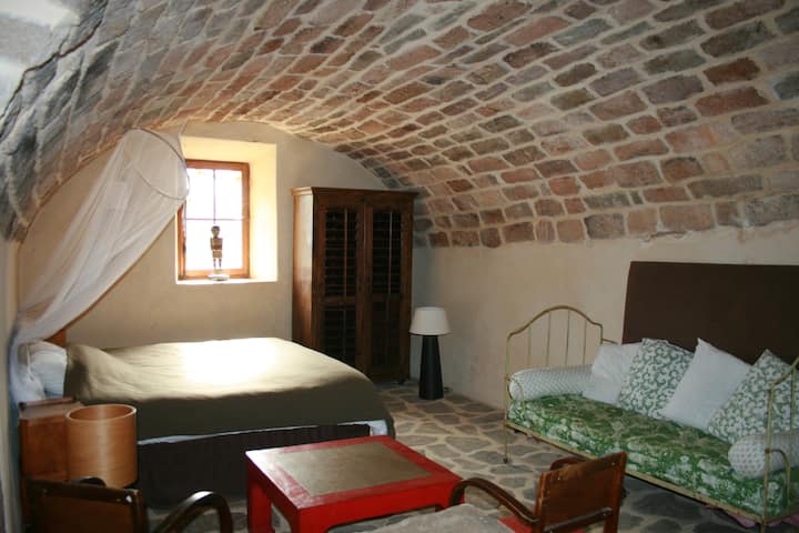La Chambre Voutée Des Bouches Rouges - Ardèche