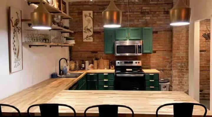 Urban Chic Apartment In Downtown Michigan City - Michigan City, IN