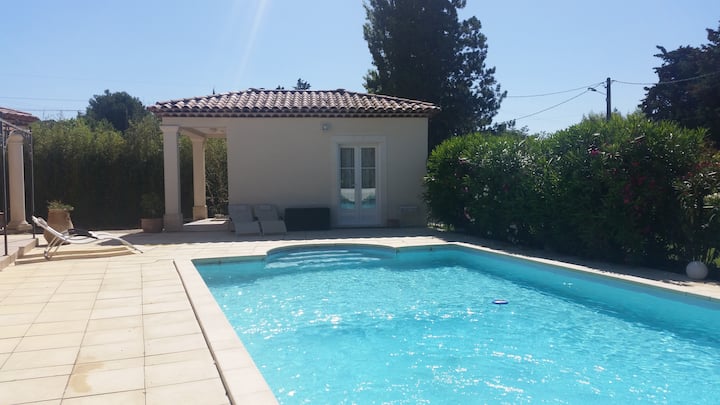 Une Jolie Maisonnette Pour Des Vacances Réussies - Pélissanne