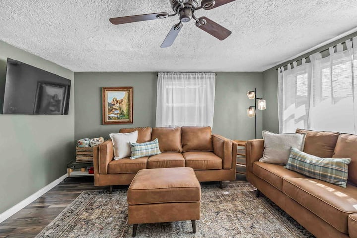 Court St. Cottage | Downtown Prineville Getaway - Prineville, OR