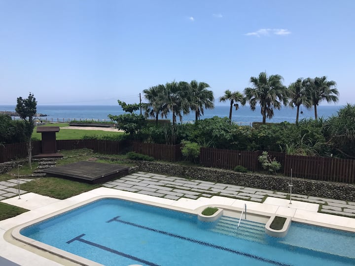 「懶海」頭城住宿~舒服的床,躺了不想起來,享受最舒壓海景套房,陽台就看到龜山島 - Yilan County