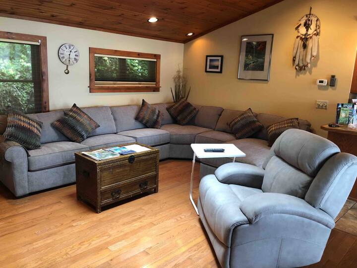 Charming Cayuga Lake Front Cottage - Ithaca, NY