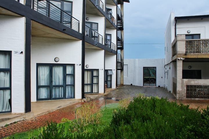 Secure , Convenient Apartment With Dstv & Wifi - Johannesburg