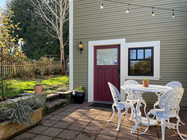 Adorable 1 Bedroom, Near Downtown With Sauna - Victoria