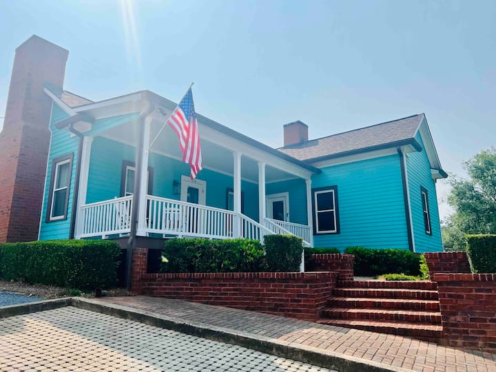 Charming Downtown Roswell Cottage - Roswell, GA