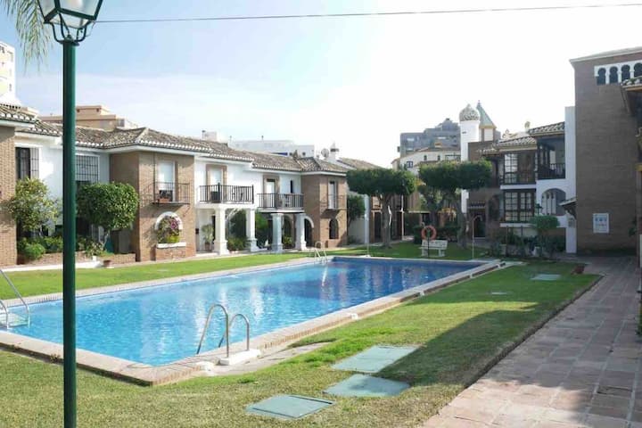 Casa En Urbanización Céntrica Con Jardín Y Piscina - Fuengirola