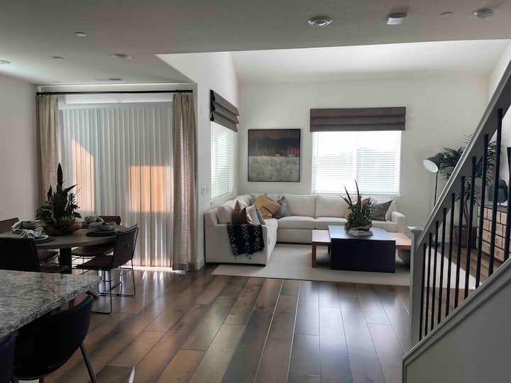 B3- Executive Suite With Big Living Room And Bath - Roseville, CA