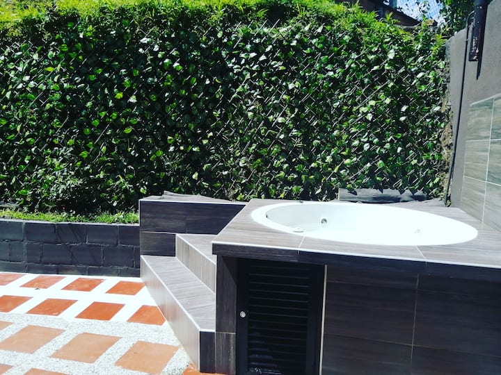 Casa Con Cuatro Habitaciones, Turco, Dos Jacuzzis, Zona Bbq, Excelente Vista En El Mejor Sector De Sta Rosa De Cabal, A 15 Minutos De Termales. - Santa Rosa de Cabal