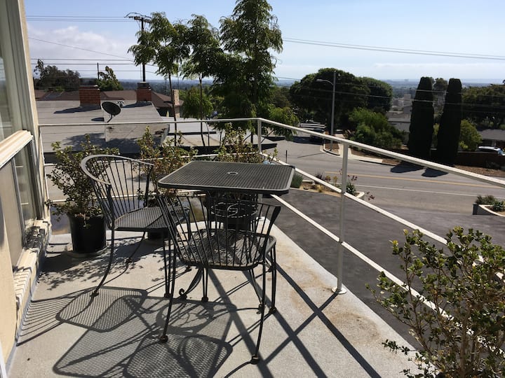 Beautiful Mid-town Apartment With View! - Ventura