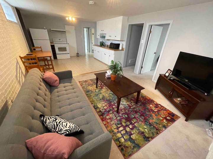 Jennie’s Bright N’ Cozy 2 Bedroom Den - Saint Albert