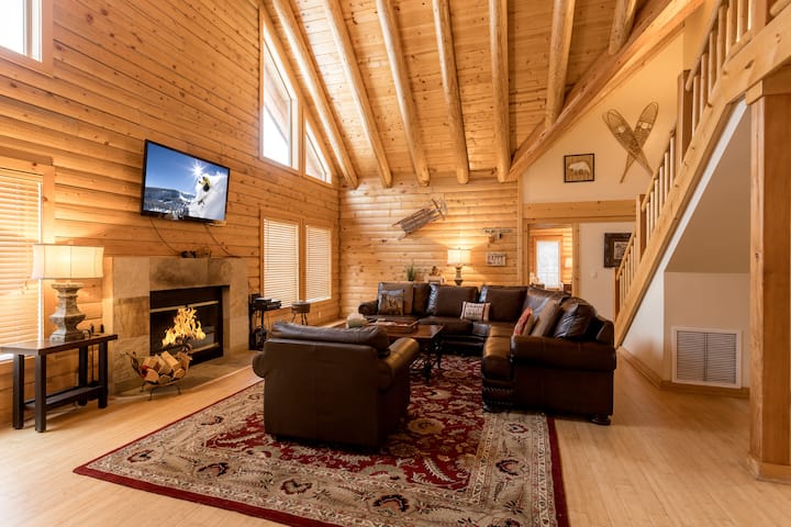 Large 6 Bedroom. Walk To Snow Summit Ski. Hot Tub - Big Bear Lake, CA