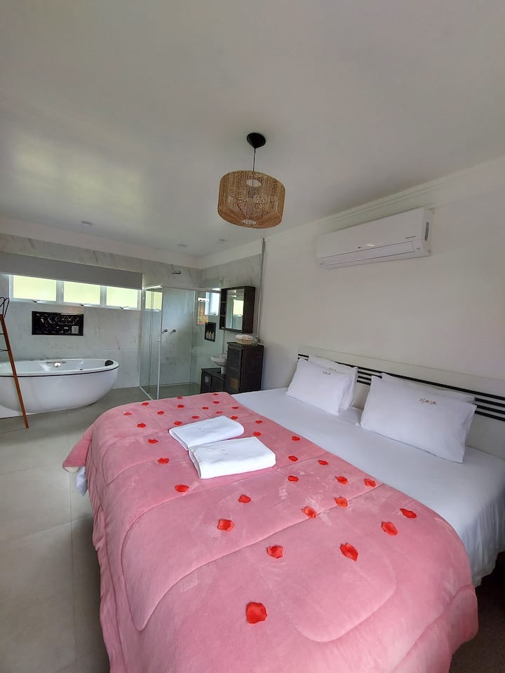 C 1: Pets, Casa C/ Cerca, Hidro, Ar-condicionado - Santo Antônio do Pinhal