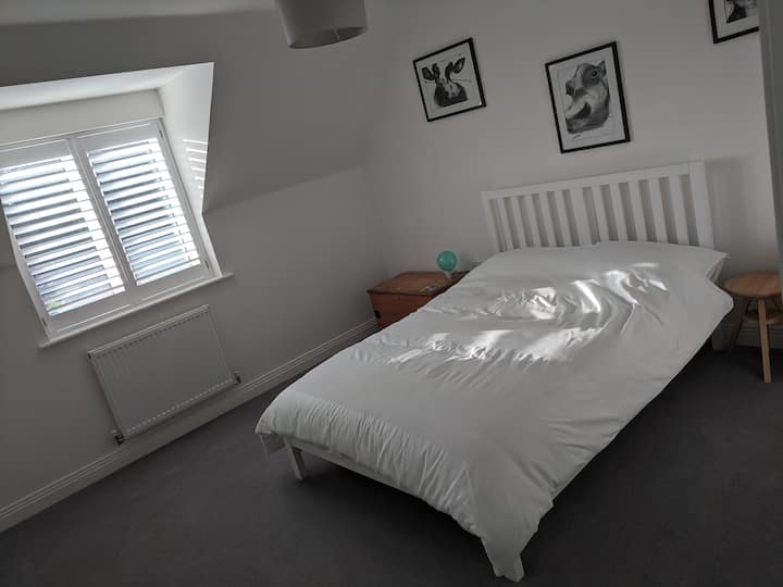 Large Double/bath & Parking: Goodwood & Chichester - Chichester