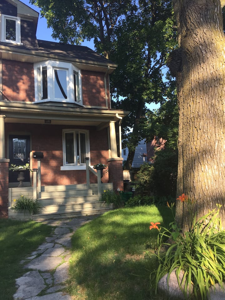 Unique And Stylish In The Danforth! - 