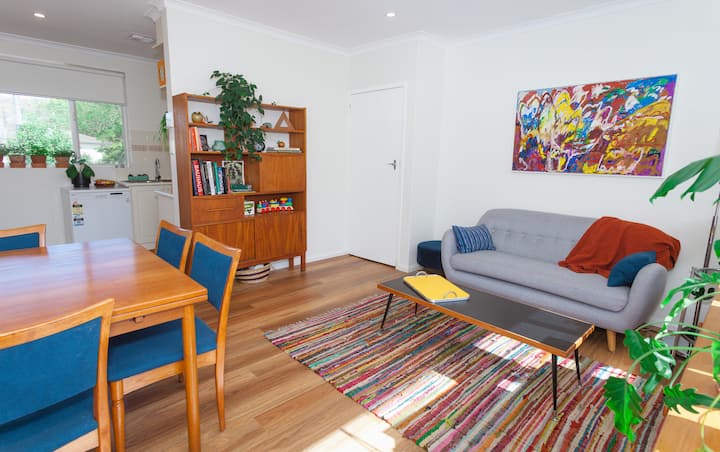 2-bedroom Apartment In Leafy North Canberra - Canberra