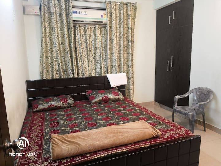 Huge Room With Split Ac In A Quiet Gated Society - New Delhi