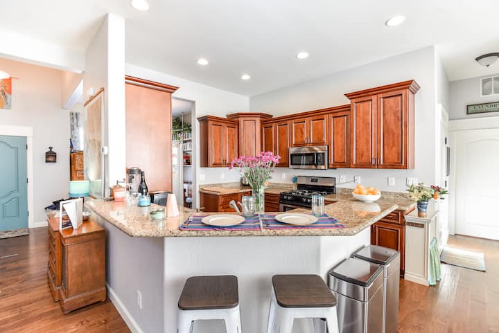 Spacious Mountain Retreat W/ Hot Tub & Peak Views - Flagstaff, AZ