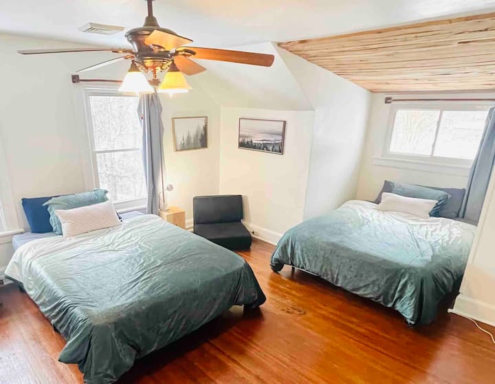 4 Queen Beds~private Bath~walk To Cafe's - Lynchburg, VA