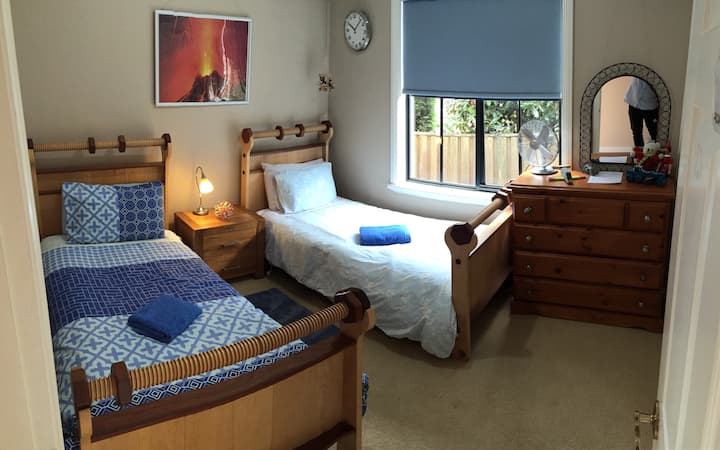 The Jane-mick Room. 2 Single Beds. Bowral Designer - Moss Vale