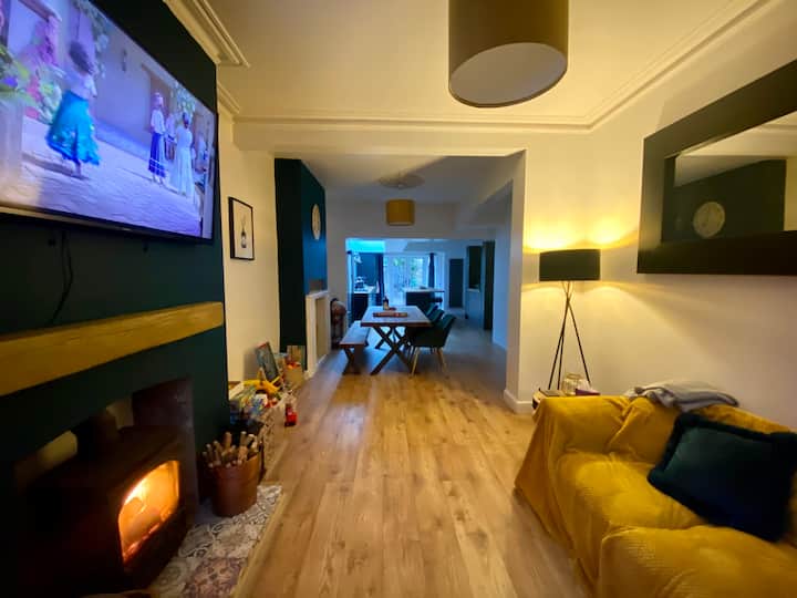A Stylish Newly Renovated Mid-terrace 3 Bed House - Cardiff