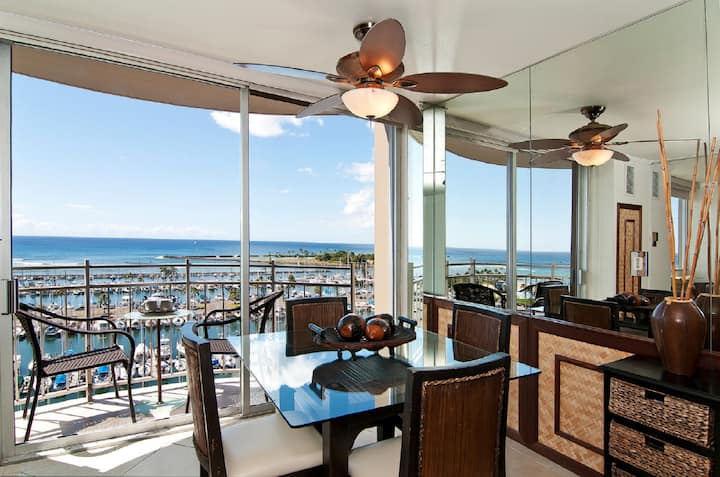 Absolutely Oceanfront - Free Parking- Full Kitchen - Honolulu, HI