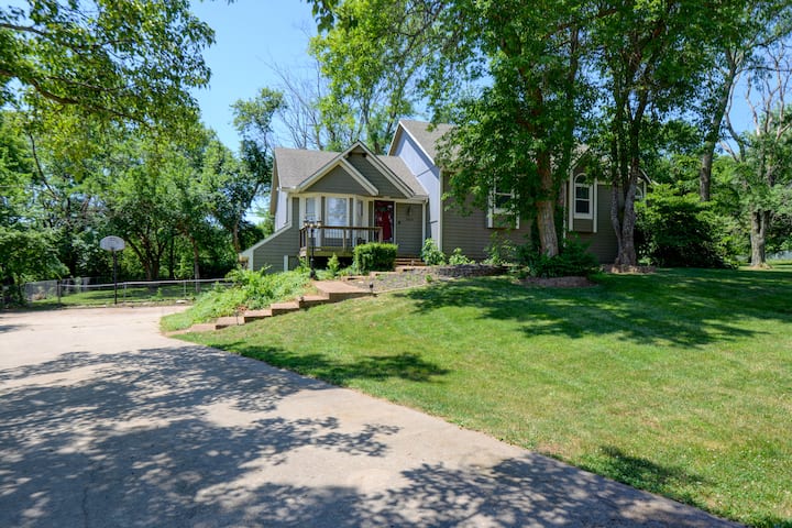 Spacious 1br Home W/ Office- Quick Highway Access - Overland Park, KS
