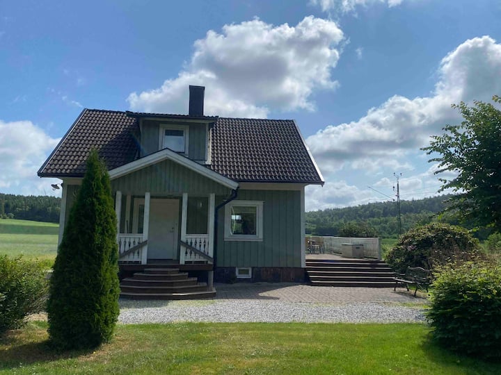 Välkommen Till Det Gröna Lantliga Banvaktstugans - Grebbestad