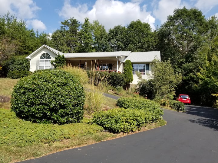 A Perfect And Convenient Location. The Green Door. - Weaverville, NC