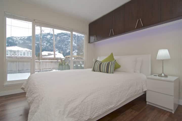 In Heart Of Downtown Squamish. - Squamish