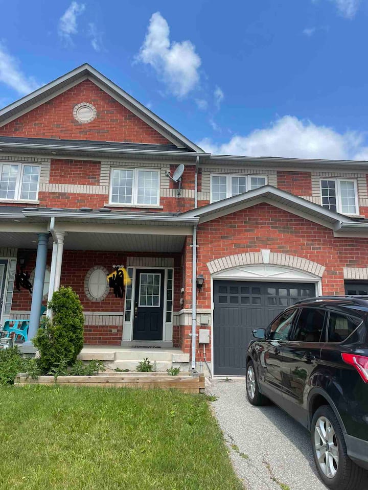 Entire 1 Bedroom Townhouse - No Shared Space - Milton
