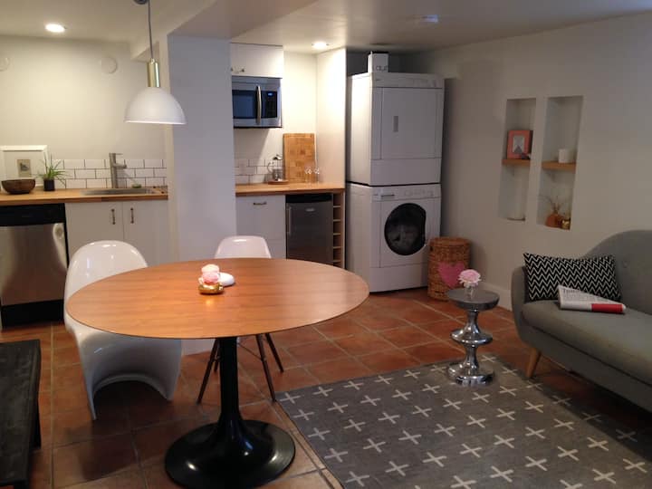 Fairfield 2 Br Basement Suite. 1 Block To Ocean. - Victoria