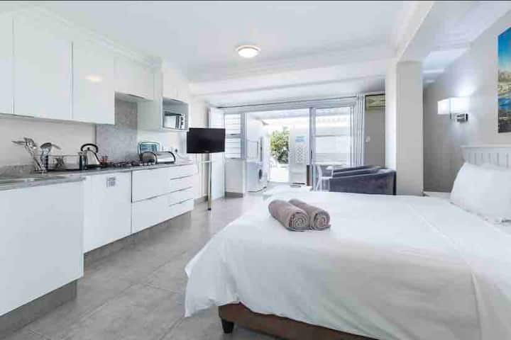 Studio With All The Spoils - Camps Bay