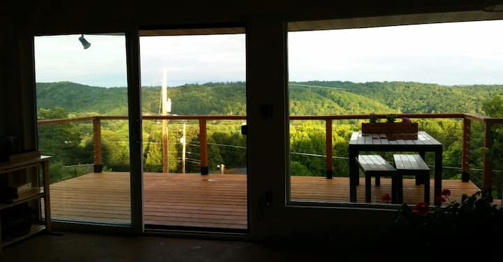 Remodeled Mountain Home Getaway In The City Center - Fort Patrick Henry Lake, TN