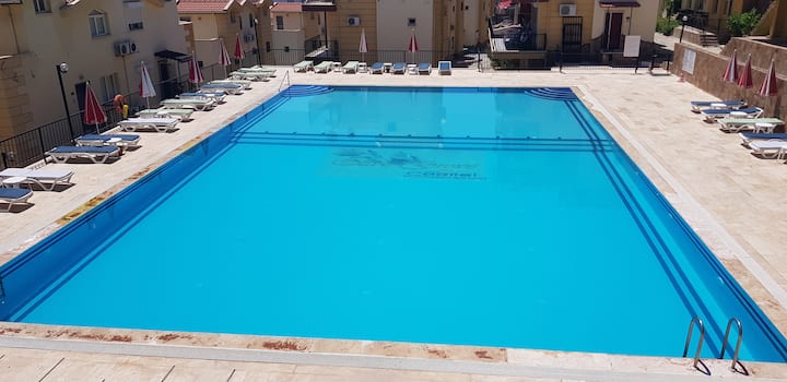 Denize 10 Dk. , Havuzlu Site De Klimalı 1+1  Daire - Kuşadası