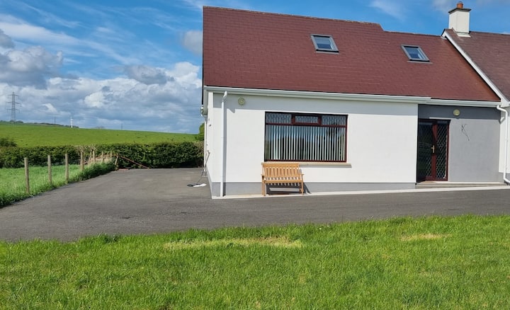 Grace's Place With Hot Tub And Games Room - キャリクファーガス