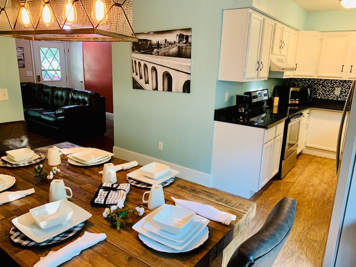 Ritchie’s Oshkosh Chalets: Expansive Family Suite - Oshkosh, WI