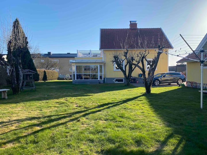 Familjärt, Centralt Hus Med Stor Trädgård. - Vårgårda