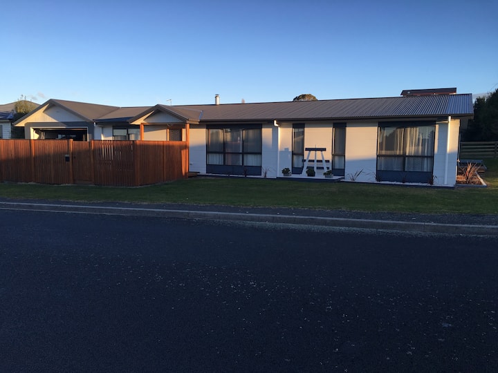Family Home In Beautiful Ulverstone. - Penguin