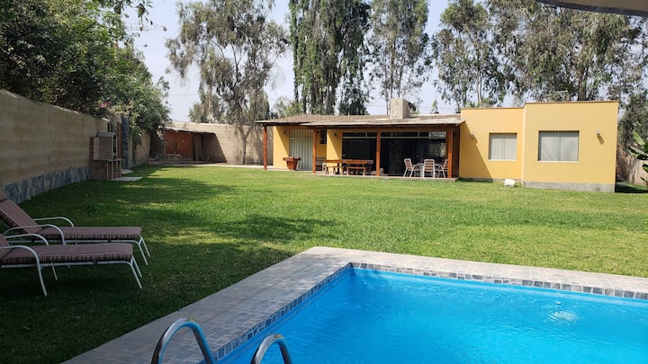 Cómoda Casa Con Piscina Privada, Condominio Seguro - Perú